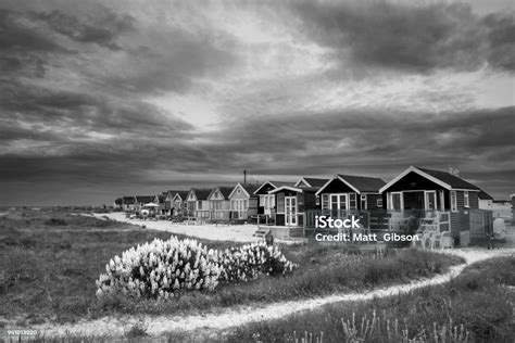 잔디 언덕에서 해변 오두막에 극적인 폭풍우 하늘의 아름 다운 흑백 풍경 0명에 대한 스톡 사진 및 기타 이미지 0명 구름 구름이 짙게 낀 하늘 Istock