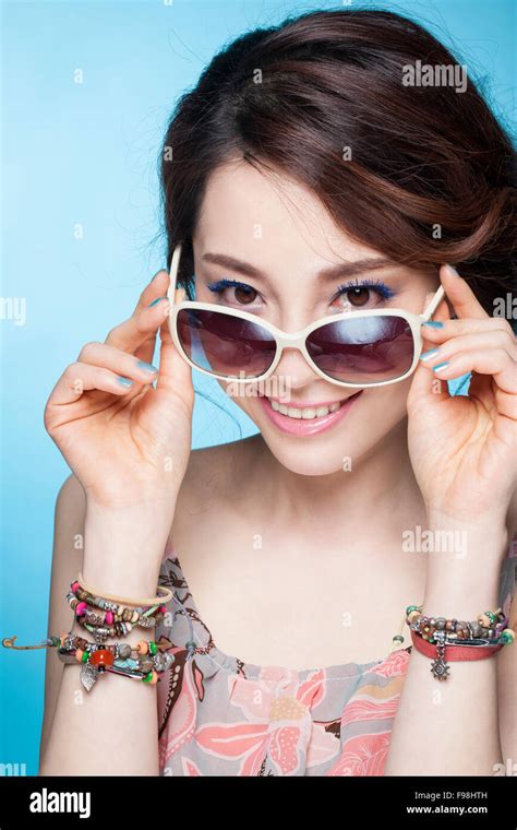 Asian Woman In Summer Outfits And Sunglasses Holding The Sunglasses And