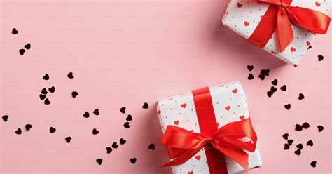 발렌타인 데이 카드 템플릿은 선물 빨간 리본 분홍색 배경에 색종이입니다 플랫 레이 평면도 복사 공간 사진 Unsplash의 빨강 이미지