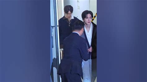 미우미우 팝업 오프 기념 포토월 행사 더보이즈 영훈 현재 퇴근길 241011 미우미우 더보이즈 Shorts Youtube