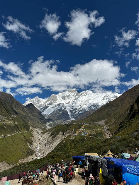 집 밖의 건축 경치 고요한 골짜기 관광 광야 구름 그림 같은 녹지 농촌의 동부 히말라야 드론으로 찍은 사진 등산로 리시 케쉬 마을 모험