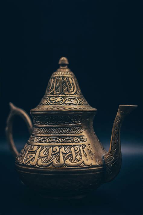 아랍 서예가 있는 화려한 황동 찻주전자 · 무료 스톡 사진