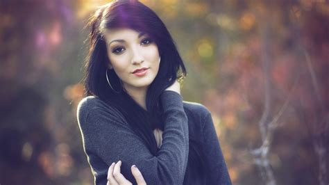 배경 화면 숲 여자들 모델 초상화 피사계 심도 긴 머리 뷰어를보고 사진술 푸른 흑발 입술 유행 사람 검은 눈 소녀 아름다움