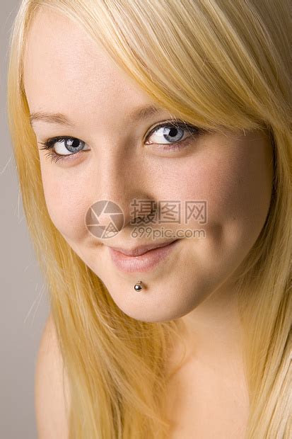 年轻美丽的年轻女孩快乐幸福女士女性金发青年微笑青少年喜悦高清图片下载 正版图片320214904 摄图网