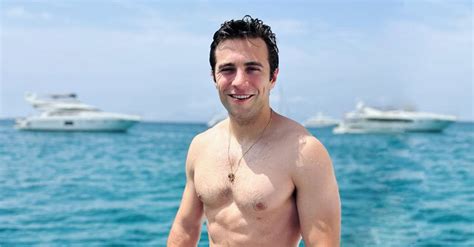 El Impresionante Cuerpo De Pol Monen En Bañador Abdominales Bíceps ¡lo Marca Todo Shangay