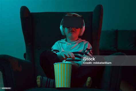 가상 현실 안경은 집에서 소년 몰입 영화 경험을 제공합니다 가상현실 시뮬레이터에 대한 스톡 사진 및 기타 이미지 가상현실 시뮬레이터 팝콘 3차원 형태 Istock