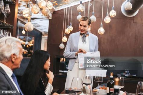 고급 레스토랑에서 비즈니스 미팅 기업 브리핑에 참석하는 다민족 및 다양한 연령대의 사람들 리더십에 대한 스톡 사진 및 기타 이미지 리더십 30 34세 45 49세