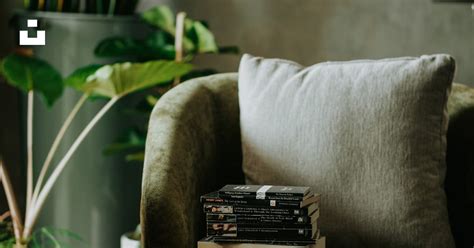 초록색 의자 위에 놓여 있는 책 더미 사진 Unsplash의 무료 소파 이미지