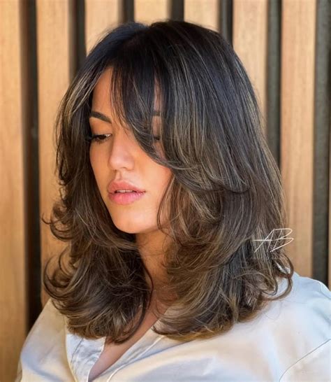 Quelle Coupe De Cheveux Pour Un Visage Carré 8 Idées à Adopter