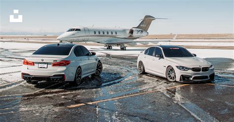 비행기 옆 주차장에 주차된 두 대의 자동차 사진 Unsplash의 무료 덴버 이미지