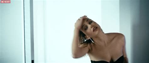 Livia De Bueno Nua Em The Man From The Future