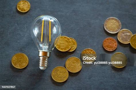 유럽의 전기 가격절약 전기 개념 전기 비용 분필 보드에 전구와 유로 동전 Eu 국가의 에너지 생산 위기 빛과 열의 비용 증가 0