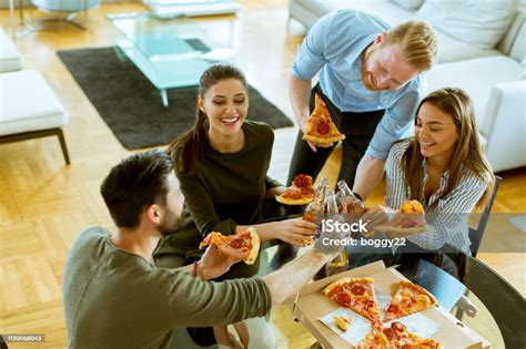 젊은 사람들이 피자를 먹고 현대 인테리어에 사이 다를 마시는 가정의 방에 대한 스톡 사진 및 기타 이미지 가정의 방 거실 단체 Istock