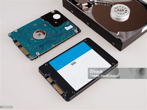 다양한 세대의 컴퓨터 드라이브 하드 디스크 드라이브 및 Ssd 드라이브 데이터 전송 읽기 및 쓰기 0명에 대한 스톡 사진 및 기타 이미지 Istock