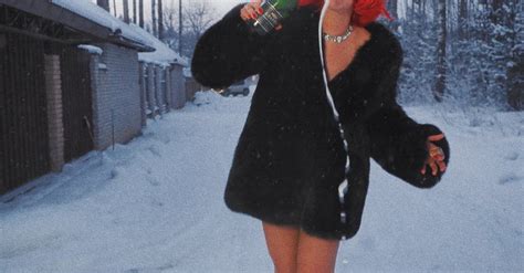 겨울 겨울 동화나라 겨울 마모 겨울 시즌 겨울 패션 계절 기쁨 눈 눈 속에 서서 눈이 내리는 다이나믹한 다채로운 대담한 라이프스타일 럭셔리 병