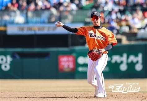 절실함이 보이잖아요” 드래프트 미지명→독립구단→최강야구→한화 4r 입단4할 신인의 드라마 한화 새로운 복덩이 탄생 매일경제