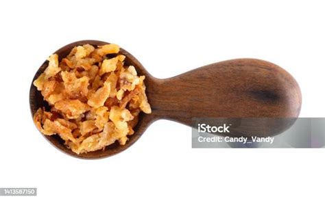 나무 숟가락에 구운 양파 흰색 배경에 격리 바삭한 튀긴 양파 상단 보기 갈색에 대한 스톡 사진 및 기타 이미지 갈색 건강에 좋지 않은 음식 건강한 식생활 Istock