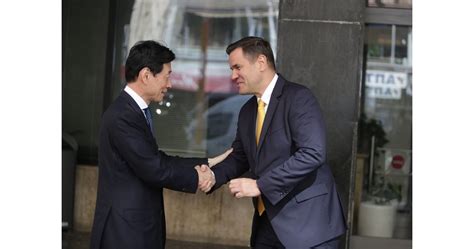 Mинистър Никола Стоянов посрещна в България японския си колега ще създаваме съвместни предприятия