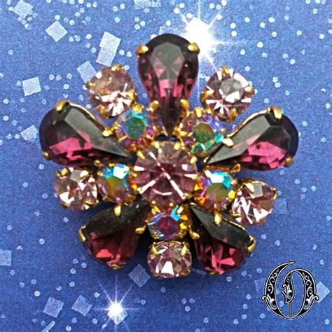 Винтажная брошь с кристаллами Англия 1960 е 🌸 ⠀ Выполнена из бижутерного сплава золотого