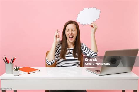 손가락을 유지 하는 특별 한 순간을 기다리는 행복 한 여자 분홍색 배경에 고립 된 Pc 노트북으로 사무실에서 빈 빈 말 클라우드 연설 거품 일을 개최 성과 비즈니스