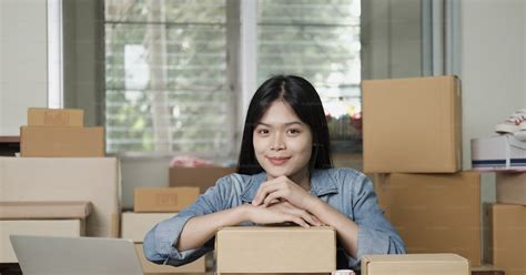 노트북을 사용하여 온라인 비즈니스의 젊은 행복 한 아시아 비즈니스 여성 소유자는 그녀의 시작 홈 오피스 온라인 비즈니스 판매자 및 배달에서 소포 상자 포장으로 고객으로부터