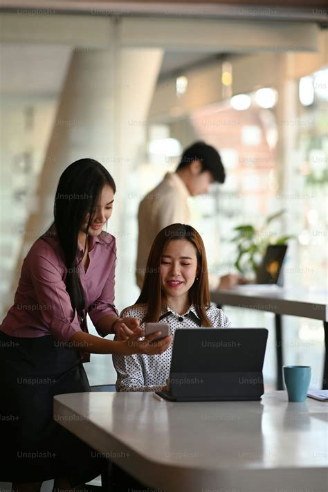 두 사업가의 초상화가 태블릿을 사용하여 회의실에서 공유 프로젝트 계획을 논의하고 있습니다 사진 Unsplash의 브레인