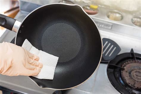 Как очистить сковороду с антипригарным покрытием от нагара и жира в ...