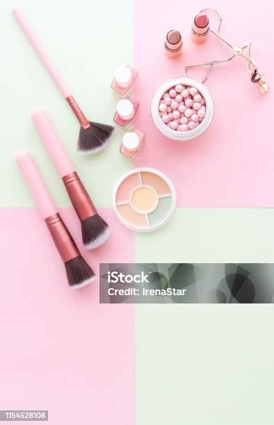 메이크업 제품 파스텔 색상 핑크 민트 배경 평면 누워에 장식 화장품 패션과 뷰티 컨셉 평면도 복사 공간 0명에 대한 스톡 사진