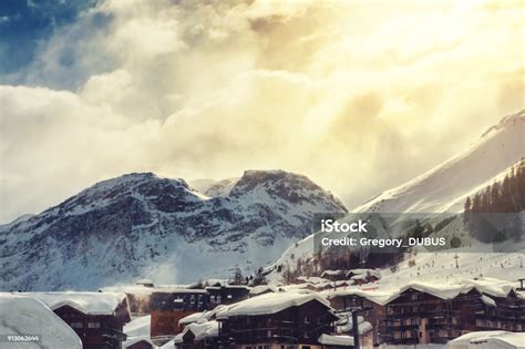 겨울에 프랑스 관광 스키장의 유럽 알프스 산맥에서 발 디제르에서 스키 건물 외관에 대한 스톡 사진 및 기타 이미지 건물 외관 겨울 경관 Istock