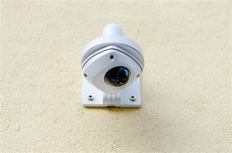 비디오 감시 시스템 보안 시스템 및 도난 방지 주거용 건물 정면에 설치된 보안 Cctv 카메라 디지털 기술 주황색 배경 프리미엄 사진