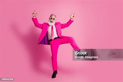 시원한 산타 클로스 남성 앵커 맨 사나이 댄스 우승 옷을 입은 선글라스 핑크 슈트 절연 파스텔 배경의 전체 크기 사진 55 59세에 대한 스톡 사진 및 기타 이미지 Istock