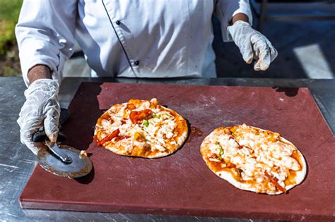 피자 커터와 조각으로 도마에 피자를 잘라 준비 여성 요리사 강철에 대한 스톡 사진 및 기타 이미지 강철 건강한 식생활 고기 Istock