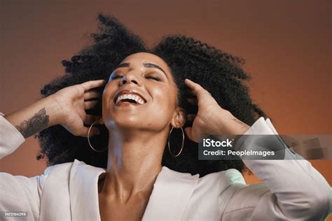 헤어 케어 뷰티 및 메이크업 헤어 및 아프리카 및 화장품 관리 얼굴 및 스킨 케어에 만족하는 흑인 여성 얼굴 자연스러운 곱슬 머리 질감과 스튜디오 배경에 대한 자부심을 가진