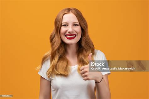 긴 물결 모양의 빨간 머리를 가진 행복한 소녀 엄지 손가락을 보여주는 인간의 감정 개념 18 19세에 대한 스톡 사진 및 기타 이미지 18 19세 T 셔츠 귀여운