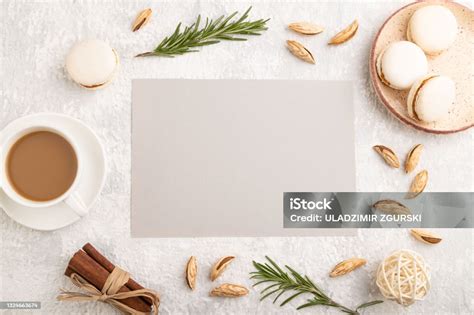 회색 콘크리트 배경에 커피 아몬드 마카롱 한 잔과 회색 종이 시트 모형 빈 명함 상단 보기 평면 평지 정물 0명에 대한 스톡 사진 및 기타 이미지 Istock