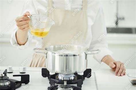 요리 음식상태 요리하기 음식준비 쿠킹클래스 가정학수업 떡만두국 떡만두국 만두국 만두국 끓이기 상태 끓이기 이미지 Jv11975460