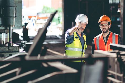 산업 공장의 유지 보수 건설 장비에 종사하는 안전 하드 모자를 가진 전문 기술자 엔지니어 생산 기술의 제조 직업 직업을 가진 검사 남자 공장 산업 건물에 대한 스톡 사진 및