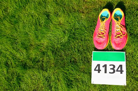 조깅 마라톤 레이스 턱 받이 잔디 배경 스포츠 경쟁 피트 니스 및 건강 한 라이프 스타일 개념에 러너 장비와 에너지 젤 개념과 주제에 대한 스톡 사진 및 기타 이미지