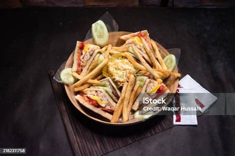 감자 튀김과 소스를 곁들인 궁극의 클럽 샌드위치는 방글라데시 패스트 푸드의 어두운 배경에 고립 된 바구니에 담겨 있습니다 0명에 대한 스톡 사진 및 기타 이미지 Istock