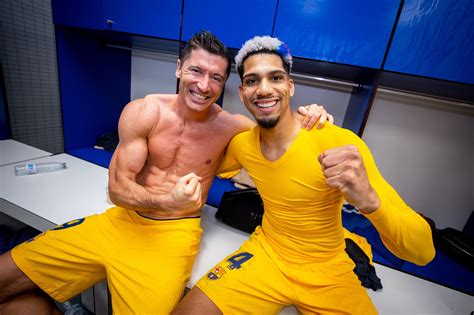 عکس یادگاری بازیکنان بارسلونا در رختکن پس از قهرمانی در لالیگا طرفداری