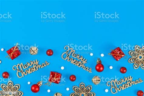 황금 메리 크리스마스텍스트 인사말 빨간 선물 상자와 파란색 백고룬에 나무 장식 종과 흰색 눈송이 장식크리스마스 플랫 누워 0명에 대한 스톡 사진 및 기타 이미지 Istock