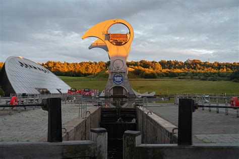 폴커크 휠의 전경과 일몰 에 잠금 포스 클라이드 운하와 연합 운하를 연결하는 세계 유일의 회전 보트 리프트 바지선에 대한 스톡 사진 및 기타 이미지 Istock