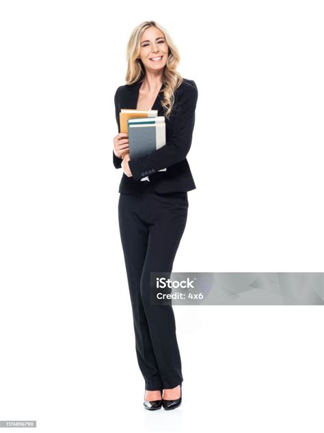 정면보기 1인 전체 길이 2029세 성인 아름다운 백인 여성 젊은 여성 학생 대학생 비즈니스 맨 사업가 앞에 서 있는 흰색 배경 에 양복을 입고 책 교과서를 들고 사람들에