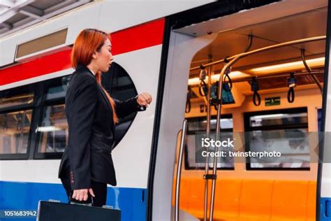 공식적인 소송 기다리고 도착 기차와 시간을 확인 하는 시계를 보고 직장에서 늦게 방지에 젊은 아시아 사업가 개념에 대한 스톡 사진 및 기타 이미지 Istock