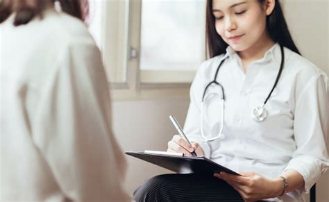 의사는 환자와 상담을 제공 하 고 철저 하 게 치료 역사를 기록 의료 및 전문성 개념입니다 개념에 대한 스톡 사진 및 기타 이미지 Istock