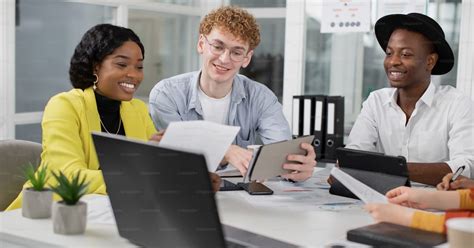 사무 개념입니다 긍정적이고 목적이 있는 창의적인 다인종 동료 팀이 회의실에서 함께 일하면서 인포그래픽과 최신 장치를 사용하여 공동 프로젝트의 세부 사항을 논의합니다 사진