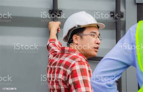 화물에서 컨테이너 상자를 확인하는 엔지니어 및 서맨 작업자 팀 20 24세에 대한 스톡 사진 및 기타 이미지 20 24세 2명 40 44세 Istock