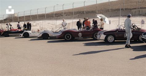 한 줄의 자동차 주위에 서있는 사람들의 그룹 사진 Unsplash의 무료 라구나 세카 이미지