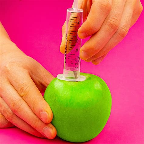 석류 씨앗 제거하기 단호박 껍질 까기 등 9가지 식재료 손질 꿀팁 석류 씨앗을 제거하기가 너무 어렵다고요 바나나 껍질을 벗길 때 매번 꼭지 부분도 같이 벗겨지거나