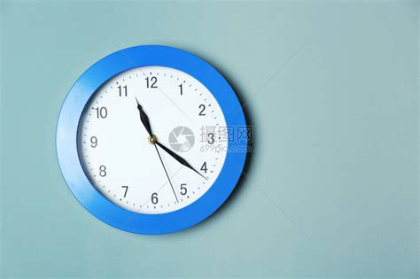 彩色墙上的现代时钟高清图片下载 正版图片505184303 摄图网 彩色墙上的现代时钟高清图片下载 正版图片505184303 摄图网